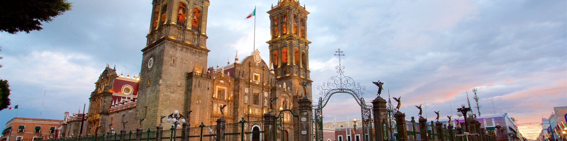 Uma catedral histórica com duas torres imponentes e uma grande entrada em arco.