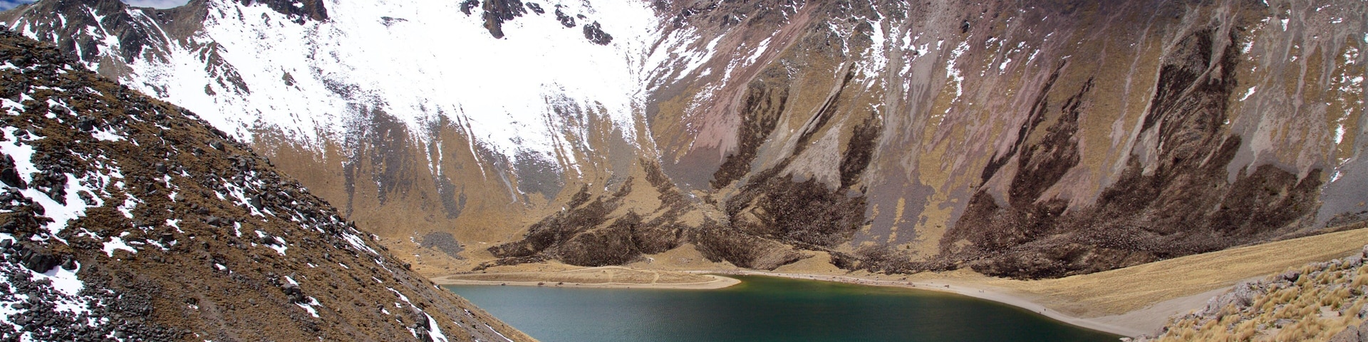 Parque Nacional Nevado de Toluca caracterizando escalada ou caminhada e um lago ou charco assim como um pequeno grupo de pessoas