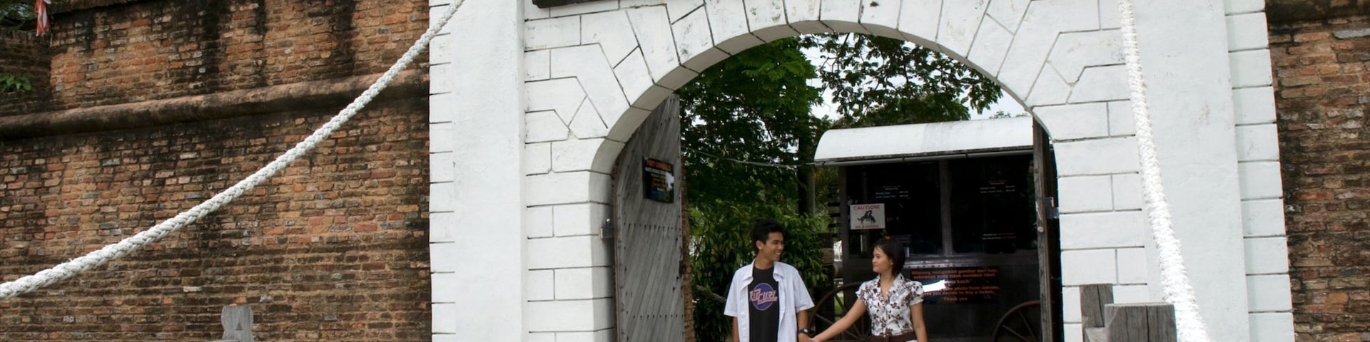 Fort Cornwallis featuring heritage architecture and signage as well as a couple