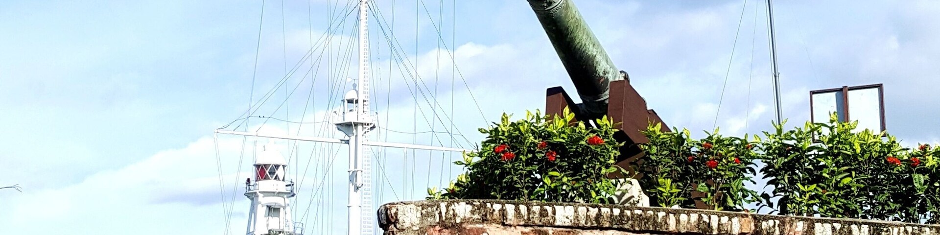 A view of the Seri Rambai Cannon, once a gift for the Sultan of Johore before it changed many hands and was moved to Penang, and walls viewed from the Esplanade.
Behind this is a steel lighthouse that resembles a ship's mast.