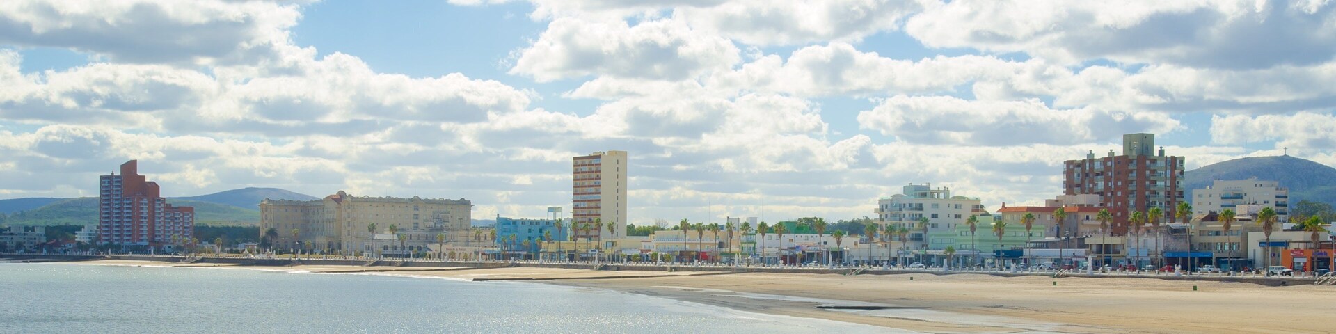 Praia de Piriápolis mostrando uma cidade litorânea, paisagem e paisagens litorâneas