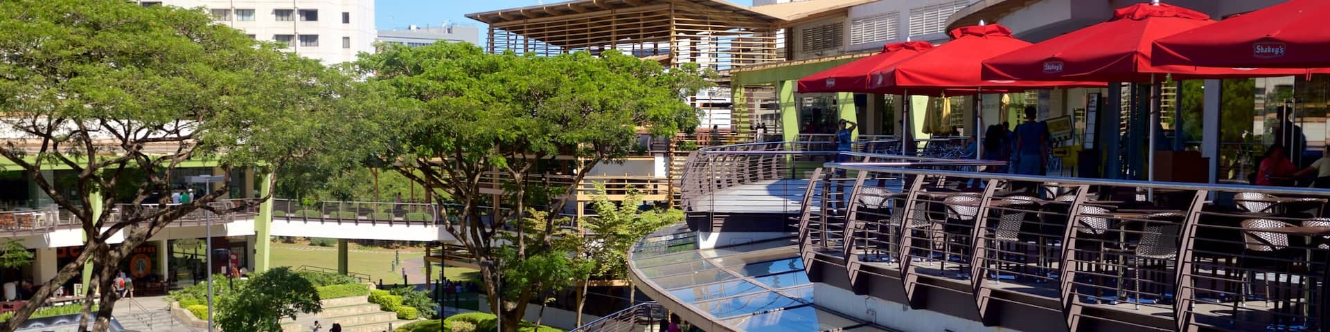 Ayala Center caracterizando arquitetura moderna e um jardim