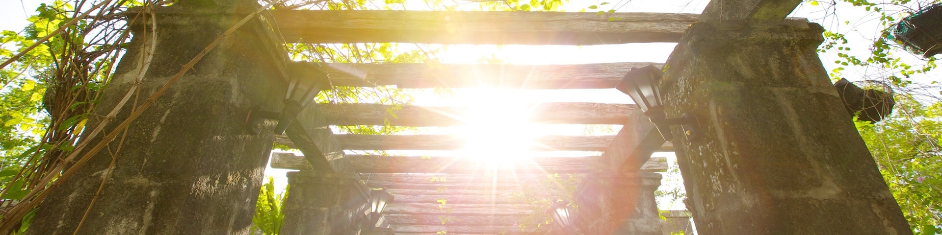 Baluarte de San Diego showing heritage elements and a park