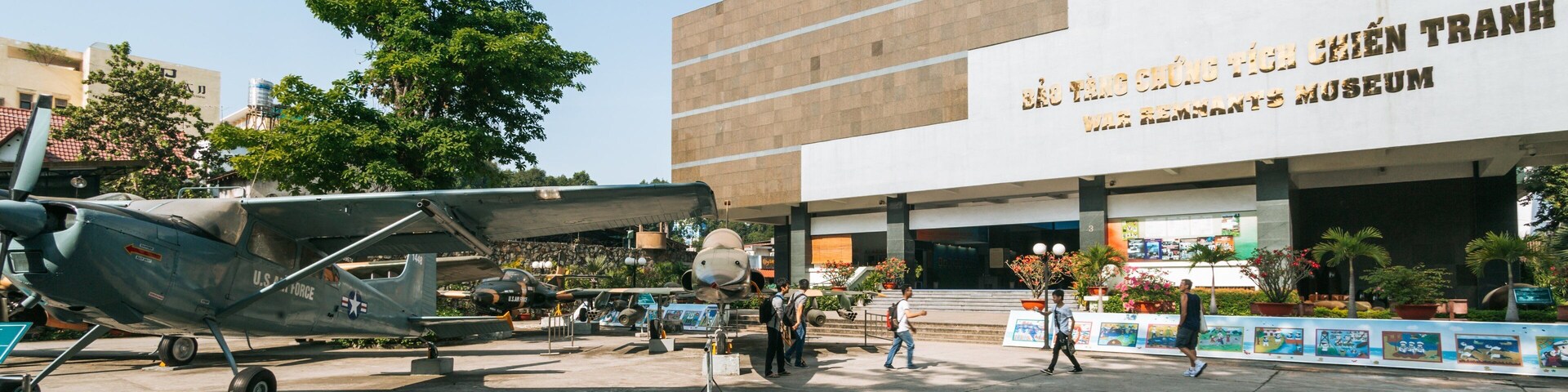 Um museu com um edifício grande e um avião antigo em exposição.