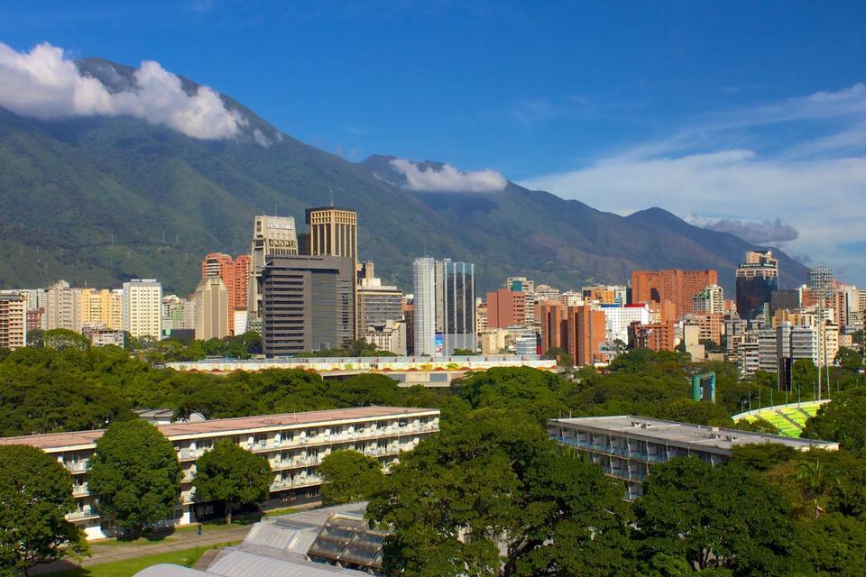 Paisagem urbana com uma montanha ao fundo.
