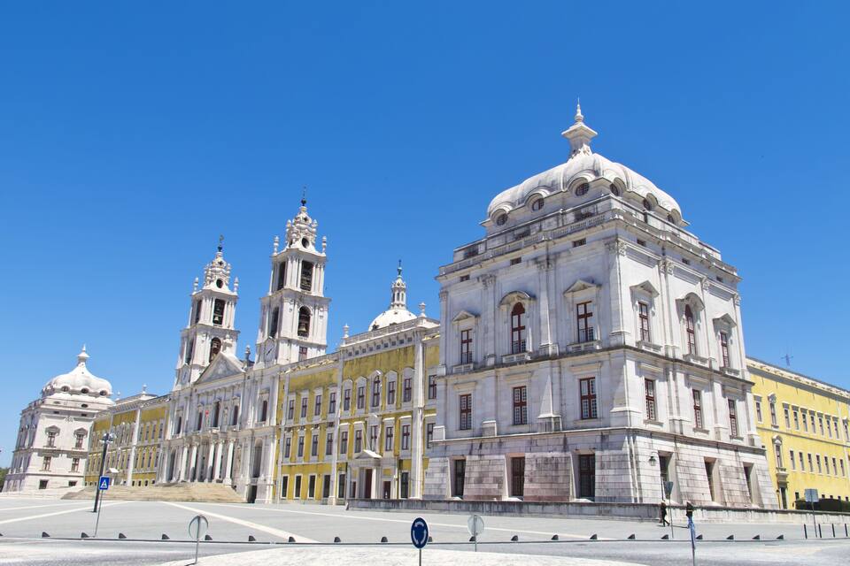 Um edifício histórico com várias cúpulas e torres de sino.