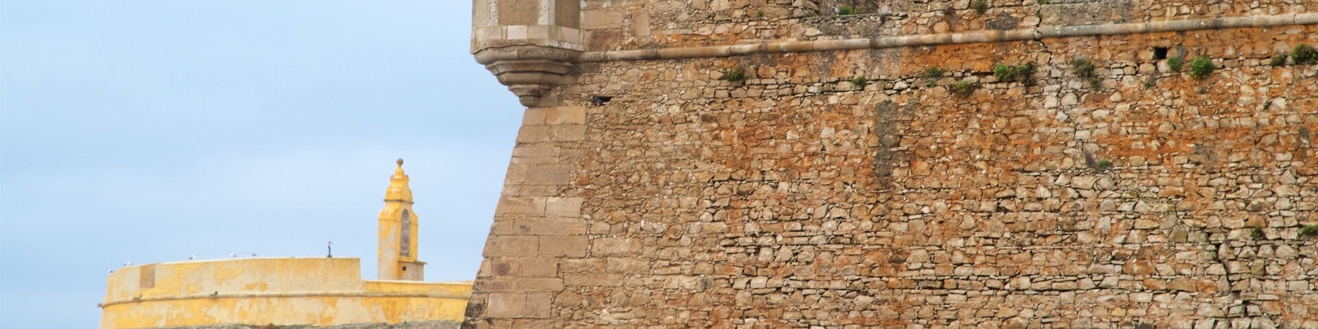 Fortaleza showing heritage elements