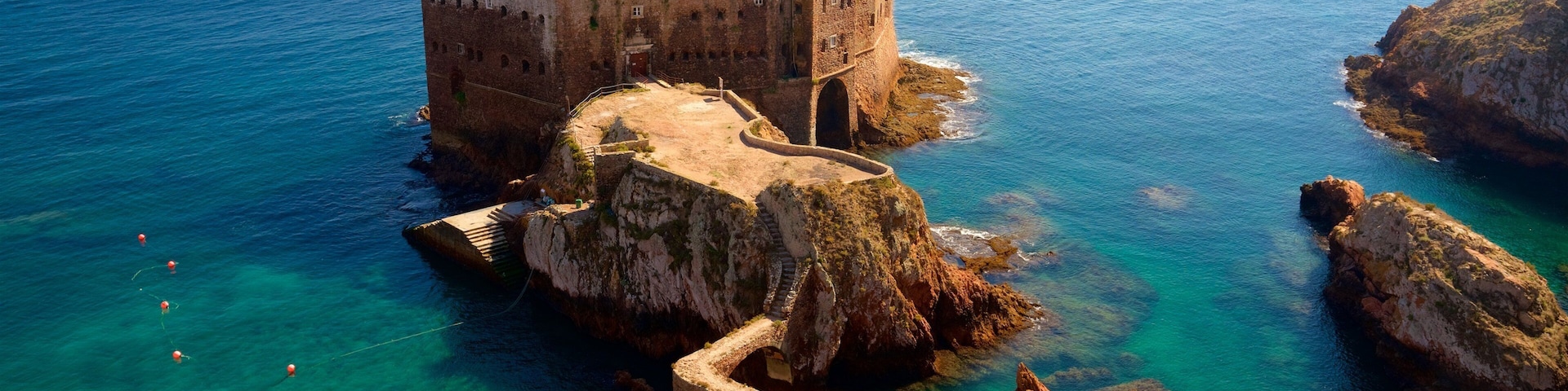 Ilha Berlenga que inclui litoral rochoso, um castelo e paisagens litorâneas