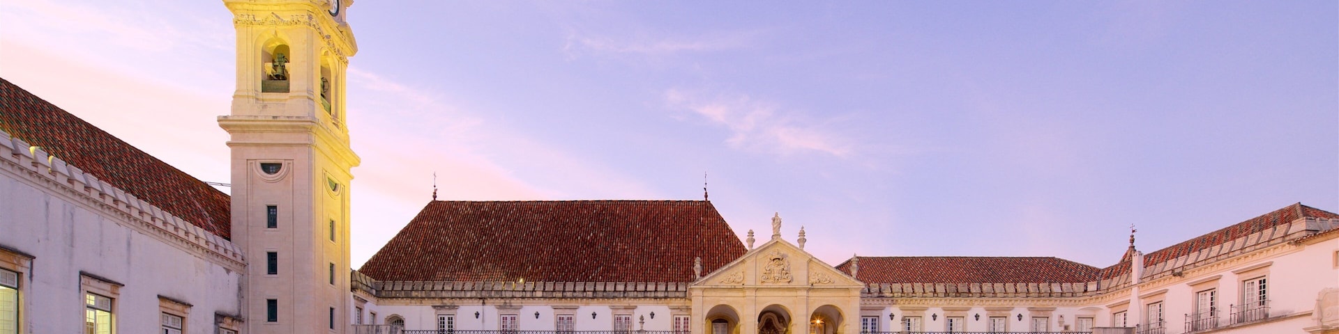 Universidade de Coimbra caracterizando uma praça ou plaza e um pôr do sol