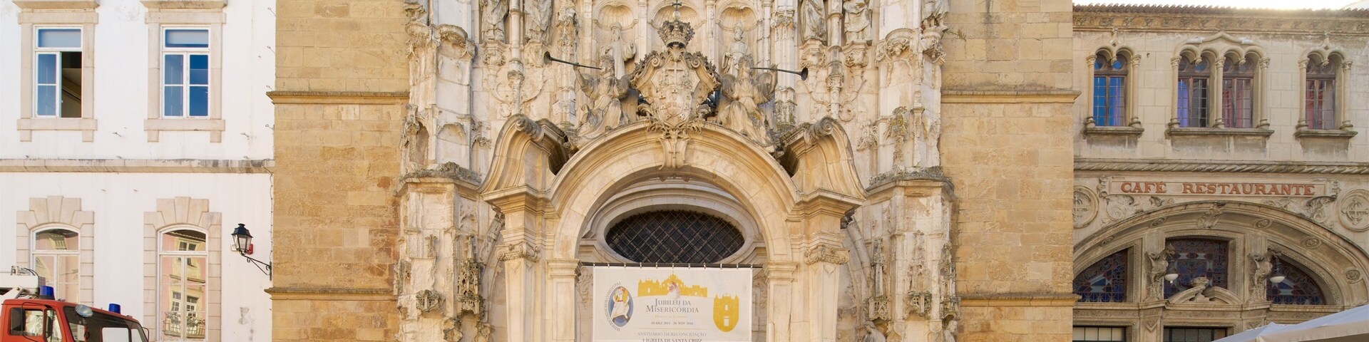 Igreja de Santa Cruz caracterizando elementos de patrimônio e uma igreja ou catedral
