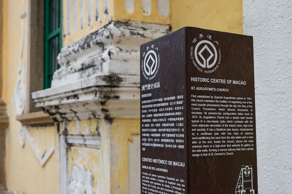 Uma placa histórica do Centro Histórico de Macau, incluindo a Igreja de Santo Agostinho.
