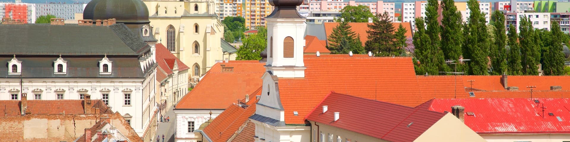 Catedral de São João Batista em Trnava mostrando uma cidade