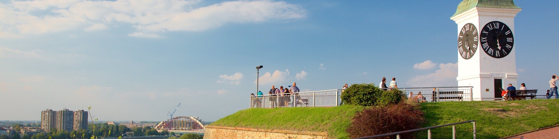 Fortaleza de Petrovaradin caracterizando paisagens, um rio ou córrego e uma cidade