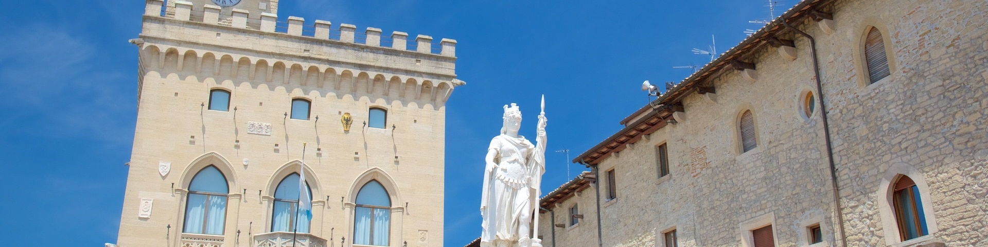 Praça da Liberdade caracterizando um monumento, uma estátua ou escultura e uma cidade