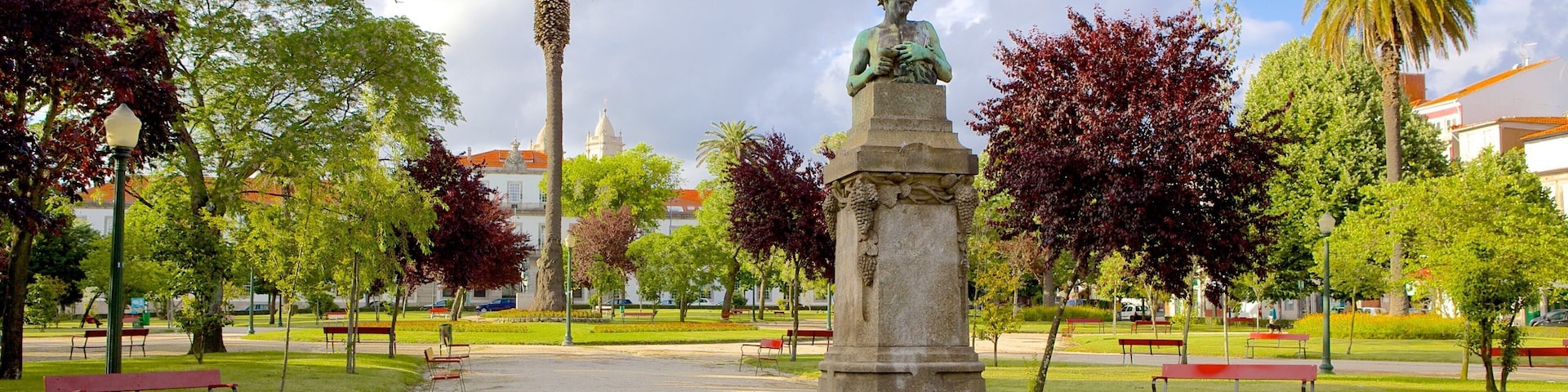 Praca da Republica showing a park and a statue or sculpture