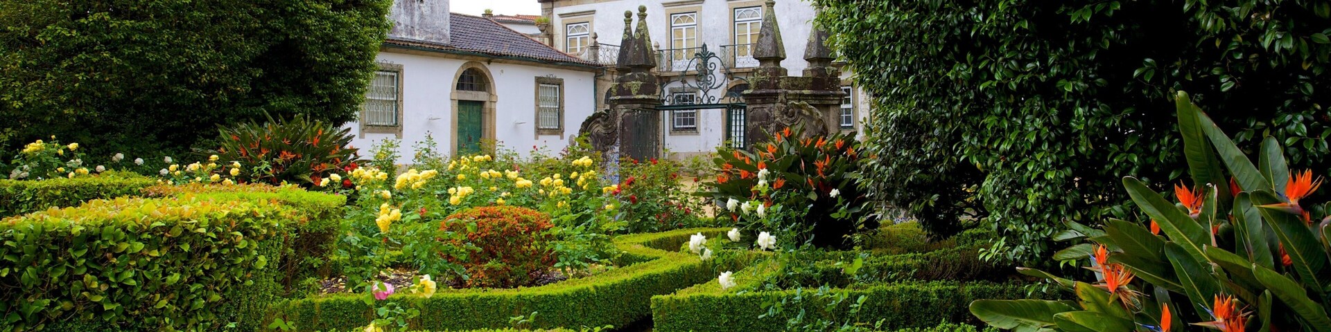 Palacio dos Biscainhos featuring a garden