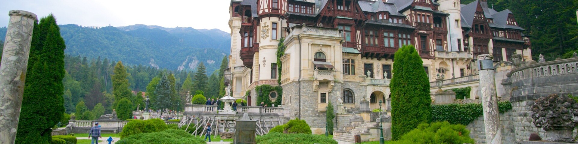 Castelo de Peles que inclui arquitetura de patrimônio, um pequeno castelo ou palácio e um parque