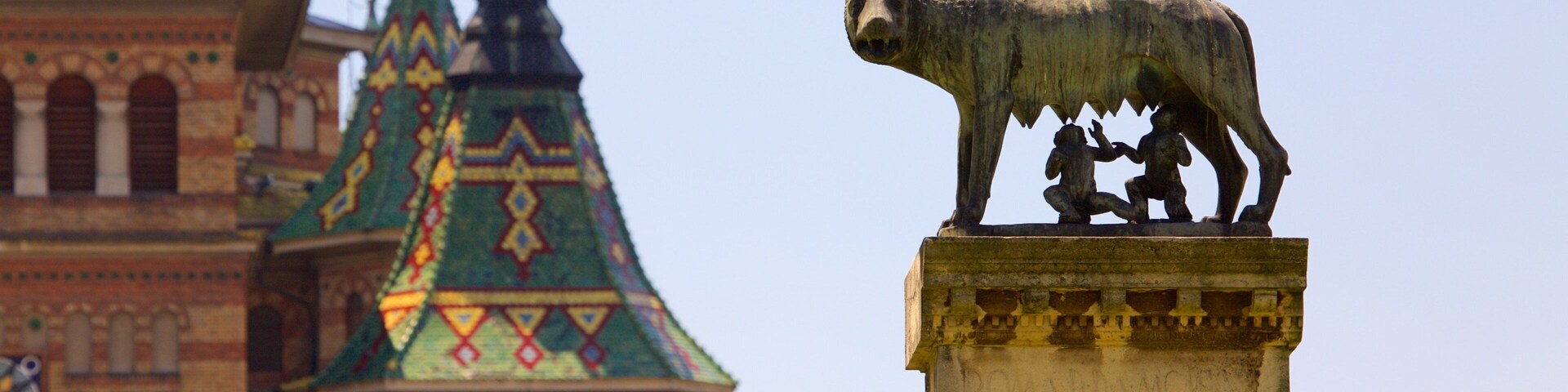 Piata Operei featuring a statue or sculpture and heritage architecture