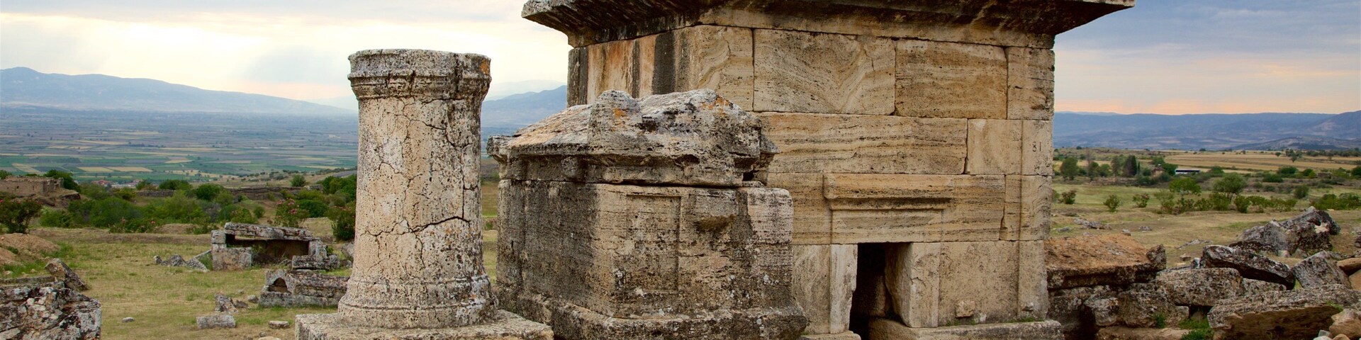 Necrópole de Hierapolis caracterizando ruínas de edifício e cenas tranquilas