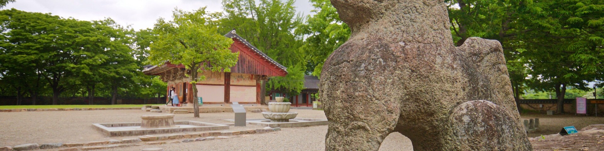 Bunhwangsa Temple which includes a park and outdoor art
