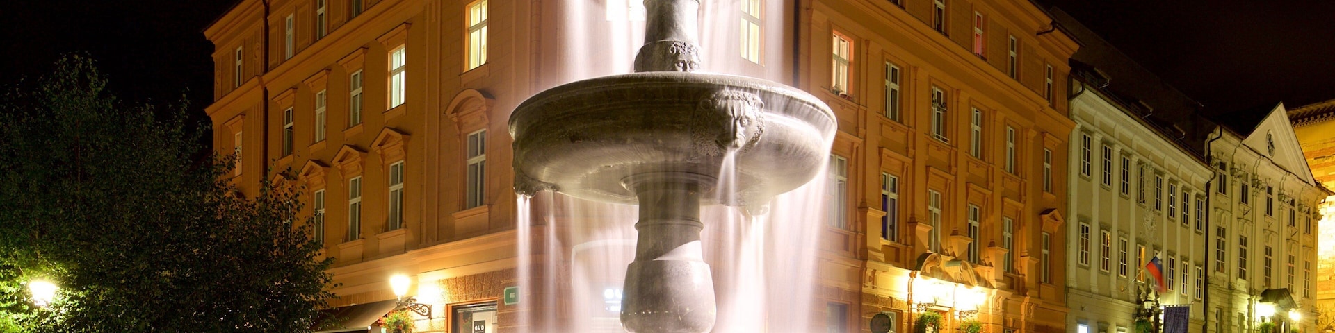 Fonte de Robba mostrando cenas noturnas e uma fonte