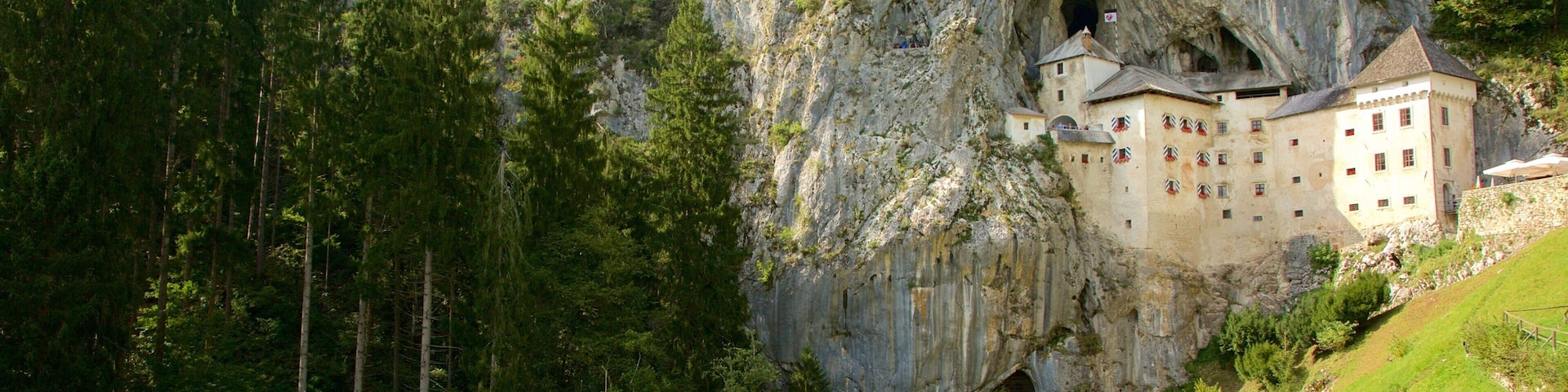 Predjama Castle which includes heritage architecture, mountains and chateau or palace