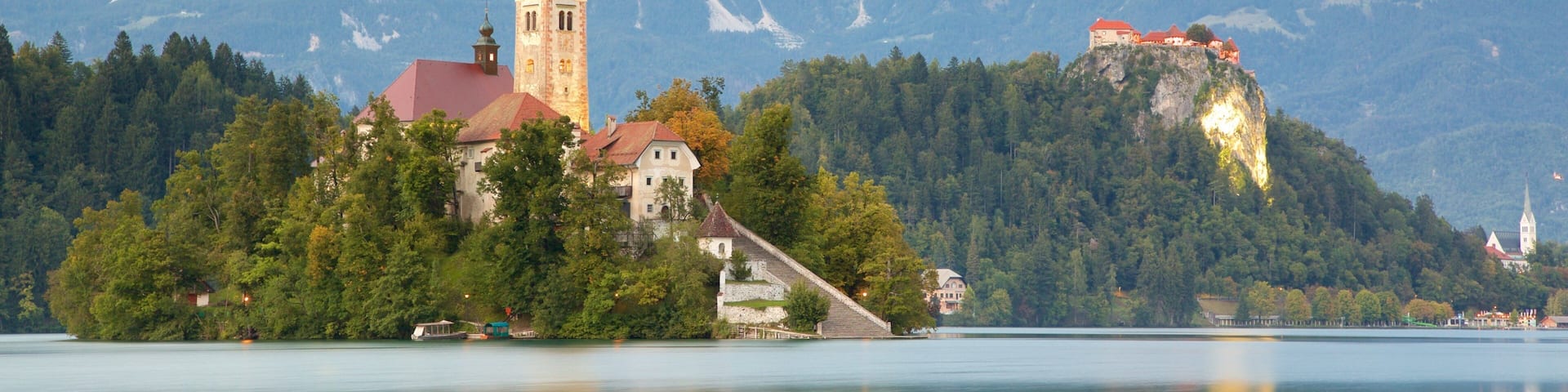 Lago Bled mostrando montanhas, um lago ou charco e paisagem