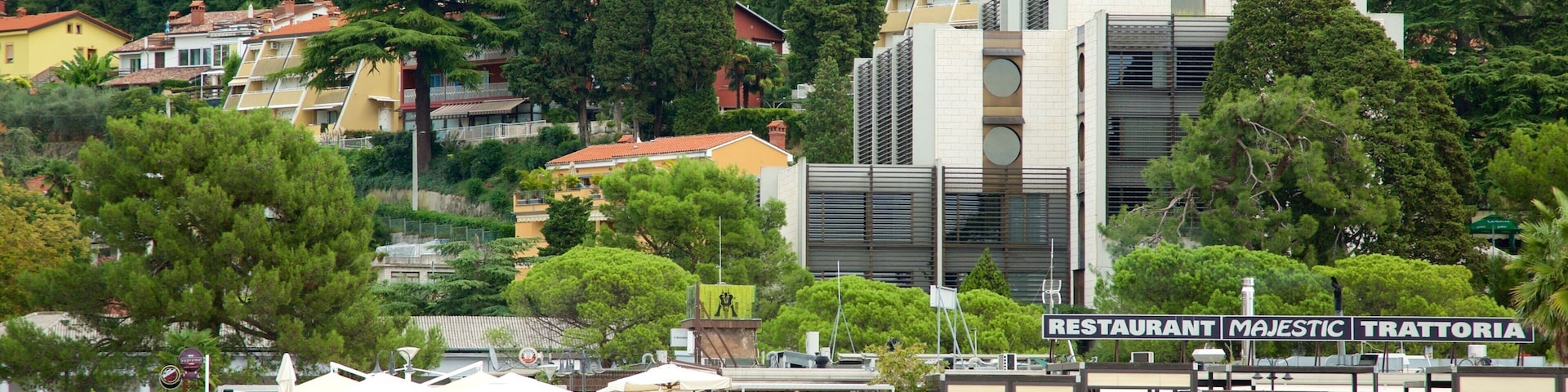 Praia de Portoroz que inclui jantar ao ar livre e uma cidade litorânea
