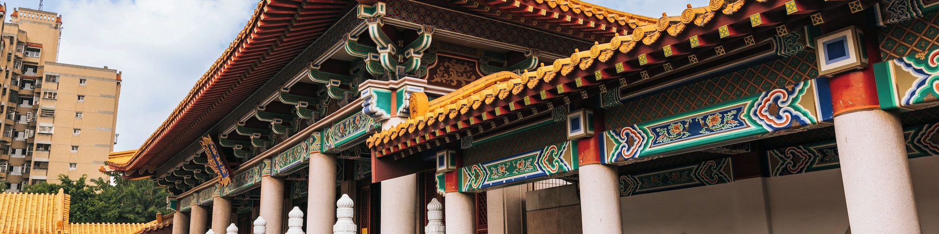 Um edifício tradicional chinês com telhados ricamente decorados, colunas e escadaria.