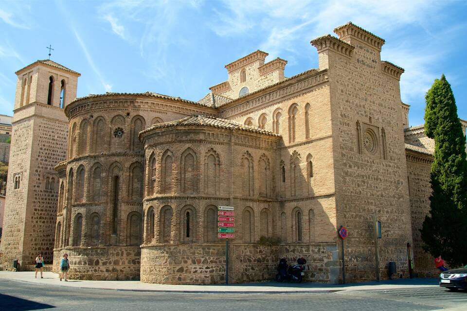 Uma igreja histórica com uma torre de sino e detalhada alvenaria.