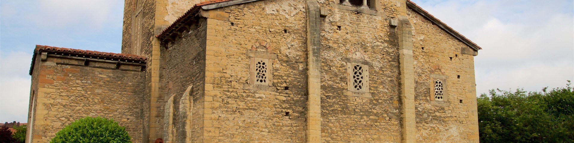 San Julian de los Prados que inclui arquitetura de patrimônio assim como uma mulher sozinha