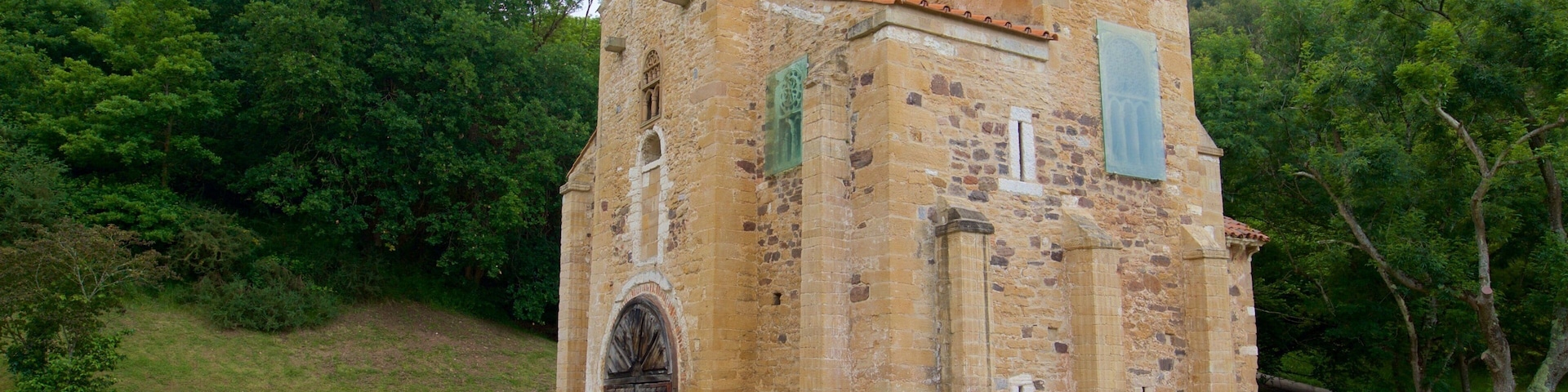 San Miguel de Lillo showing heritage architecture as well as a couple