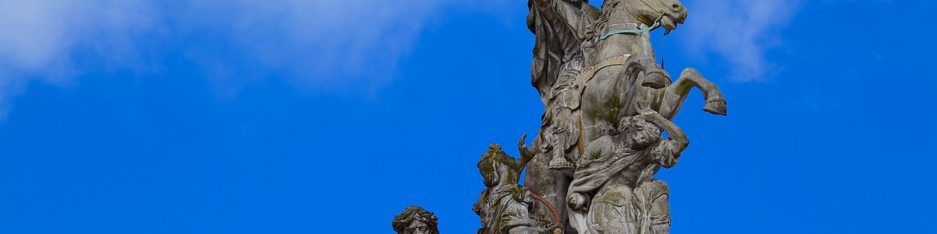 Praça do Obradoiro mostrando uma estátua ou escultura e arte ao ar livre