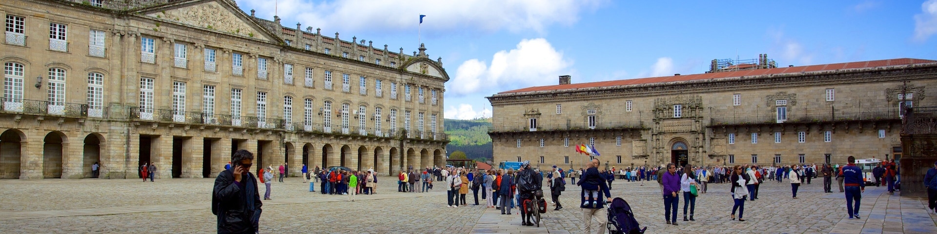 Praça do Obradoiro mostrando sinalização, uma praça ou plaza e arquitetura de patrimônio
