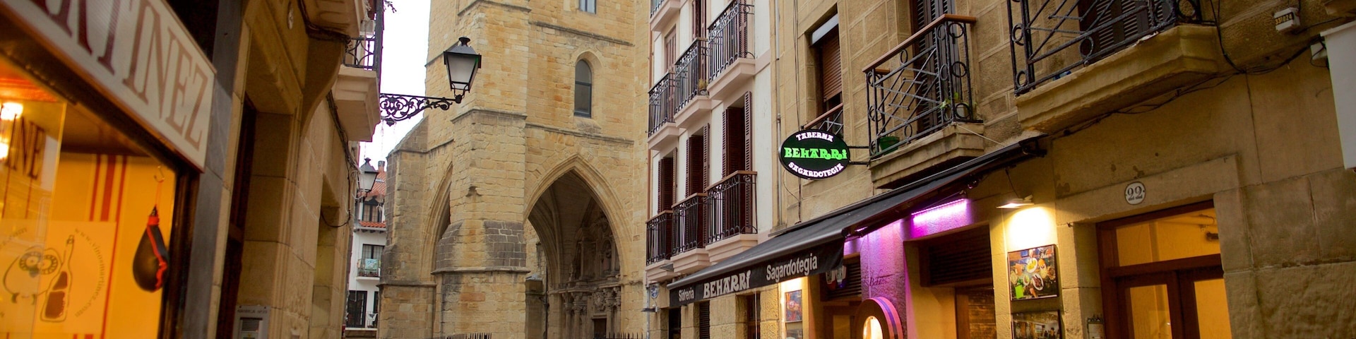Igreja San Vicente que inclui cenas de rua e elementos de patrimônio assim como um pequeno grupo de pessoas