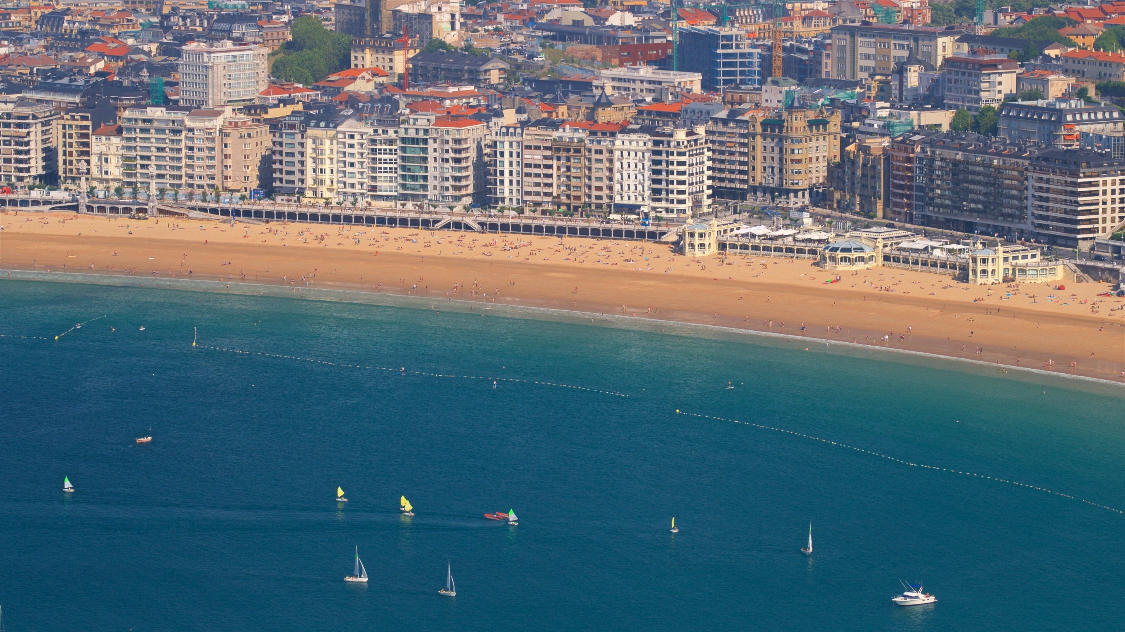 Monte Igueldo caracterizando paisagens litorâneas, uma cidade litorânea e uma cidade