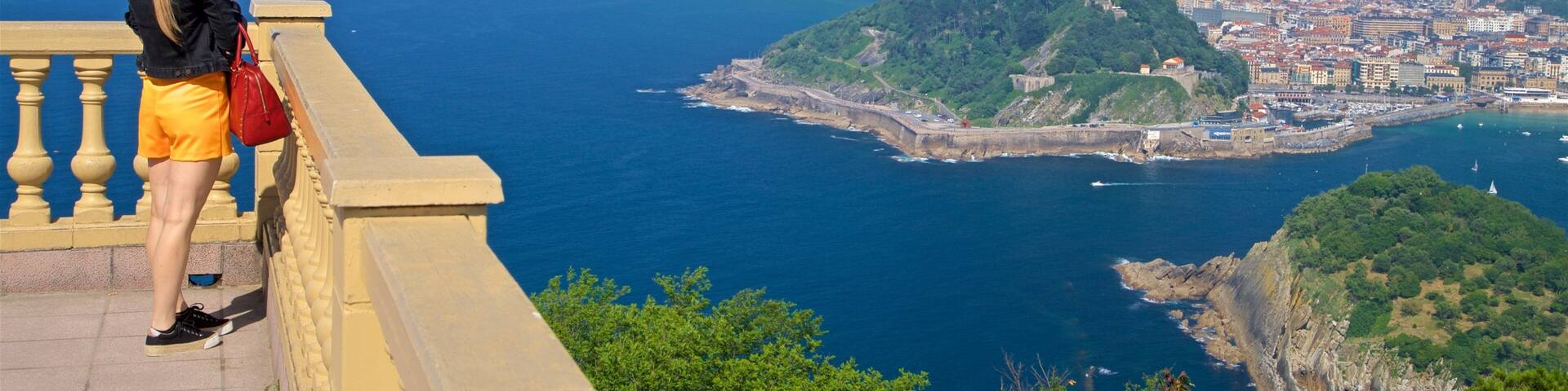 Monte Igueldo showing landscape views, a coastal town and general coastal views