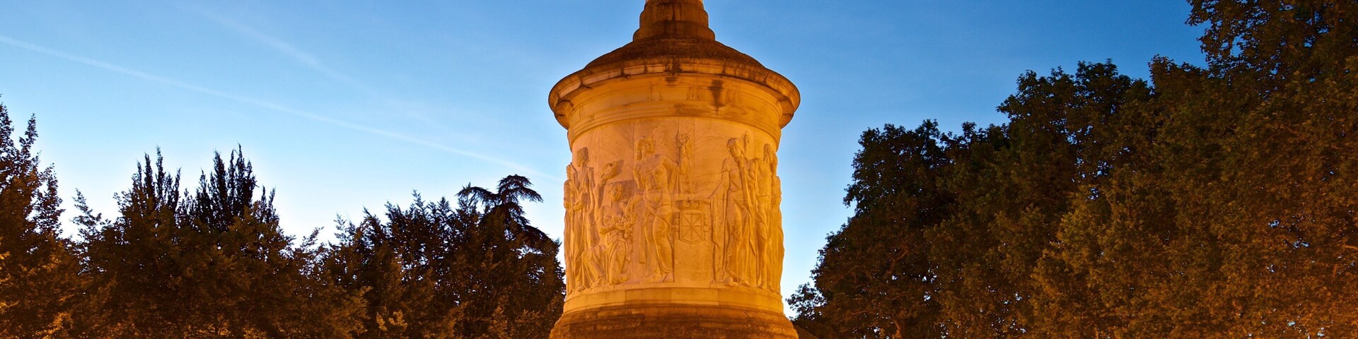 Parque de la Taconera caracterizando cenas noturnas, elementos de patrimônio e uma fonte