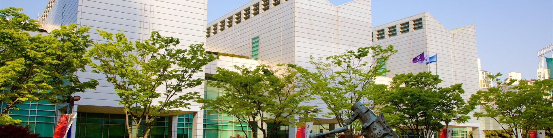 Museu de Arte Moderna de Busan caracterizando um parque, uma cidade e arte ao ar livre