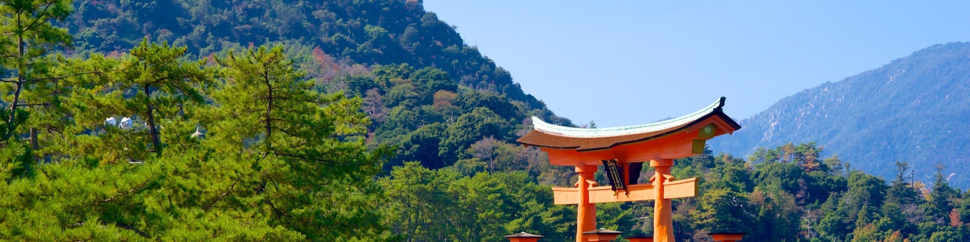 Santuário de Itsukushima mostrando montanhas e elementos de patrimônio