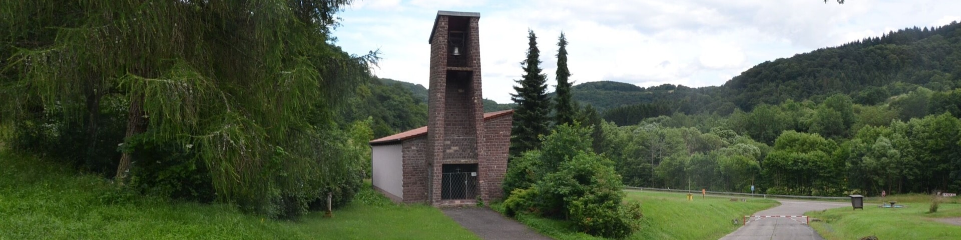 The church, the only building left of the abandoned and cleared village of Erzweiler.
The village had to give room to the military training ground in the 1970s.