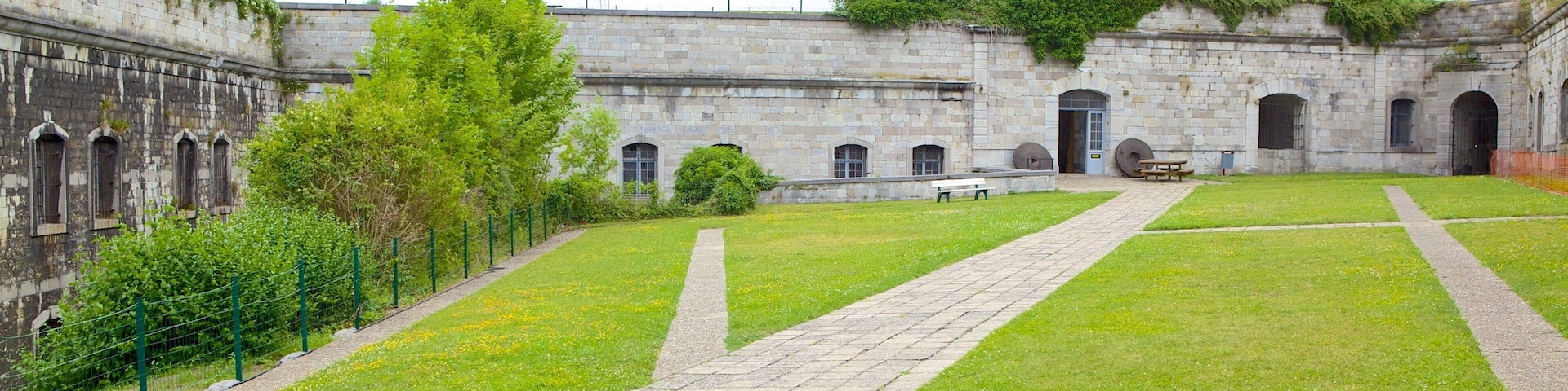Citadel of Huy que inclui arquitetura de patrimônio, um castelo e um jardim