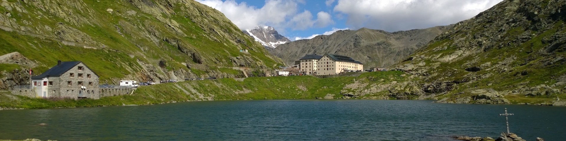 Blick von italienischer Seite auf den Grossen Sankt Bernhard Pass: links die Eidgenössische AFD Zollstelle, mittig der Pass mit den Hospiz Häusern auf dem Grossen Sankt Bernhard