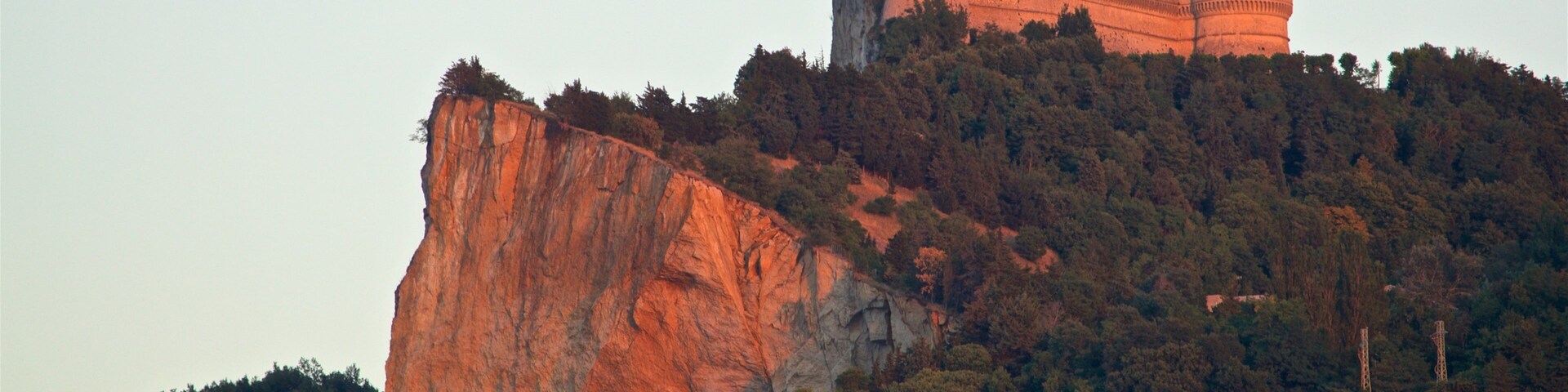 San Leo mostrando um desfiladeiro ou canyon e elementos de patrimônio