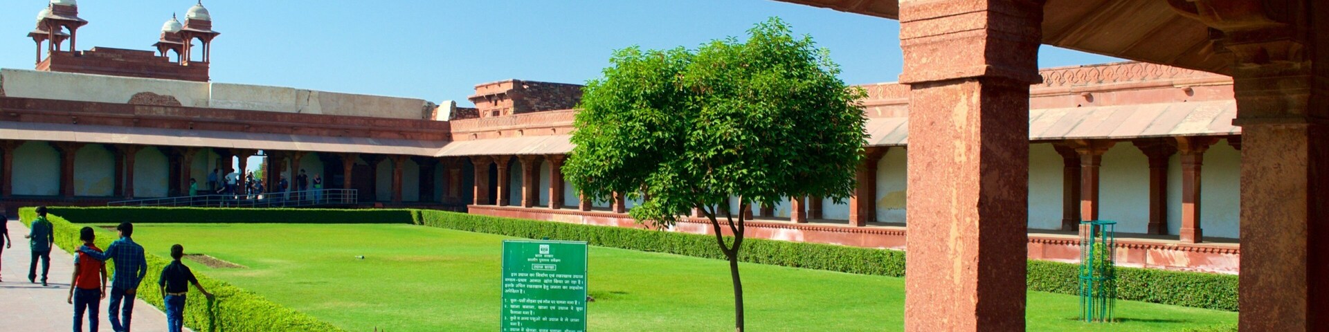 Fatehpur Sikri que inclui um parque e um templo ou local de adoração