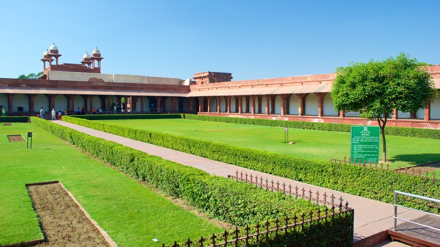 Fatehpur Sikri which includes a garden