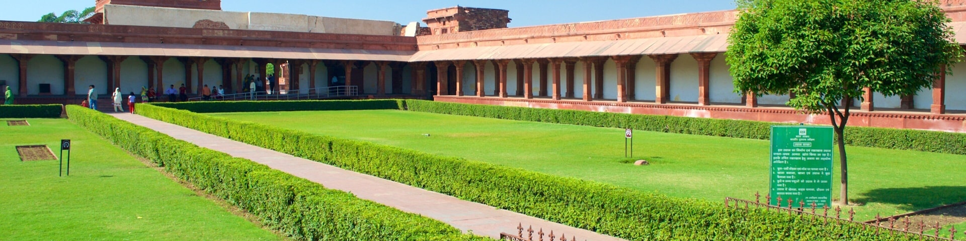 Fatehpur Sikri which includes a garden