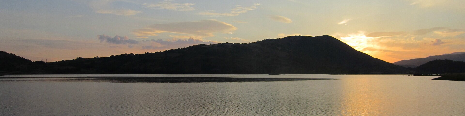 Il lago di Canterno all' imbrunire