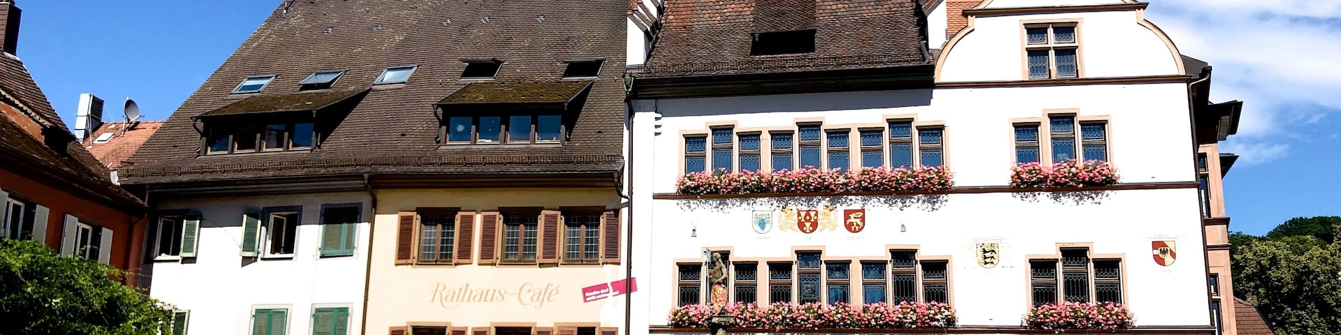 Staufen lies at the foot of the Black Forest at the exit from the Münstertal. The Black Forest valley of Neumagen goes here directly over into the Rhine plain. The piedmont of the Black Forest is less distinct. North of the valley exit, the steeply rising old castle ruins dominates; to the southwest begins the hilly landscape of the Markgräflerland. Staufen lies on the border between two natural and economic areas: the Rhine plain up to the piedmont with its cultivation of grain, vineyards and vegetables; and the Black Forest, with its cattle and wood, and, until the 19th century, silver mines.