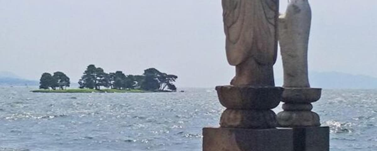 Buddhas keeping watch over Lake Shinji and the island shrine.